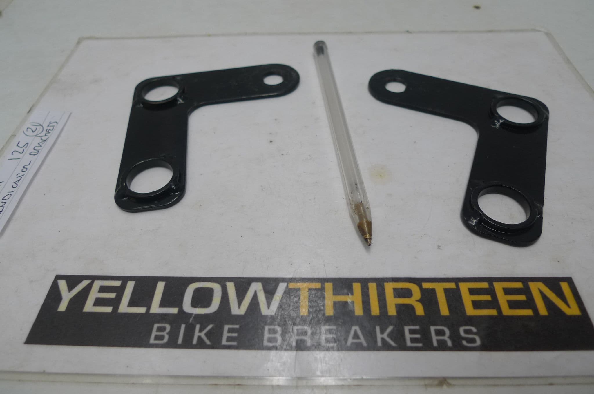 SINNIS HOODLUM 125 BREAKING L R FRONT INDICATOR BRACKETS LOC-C
